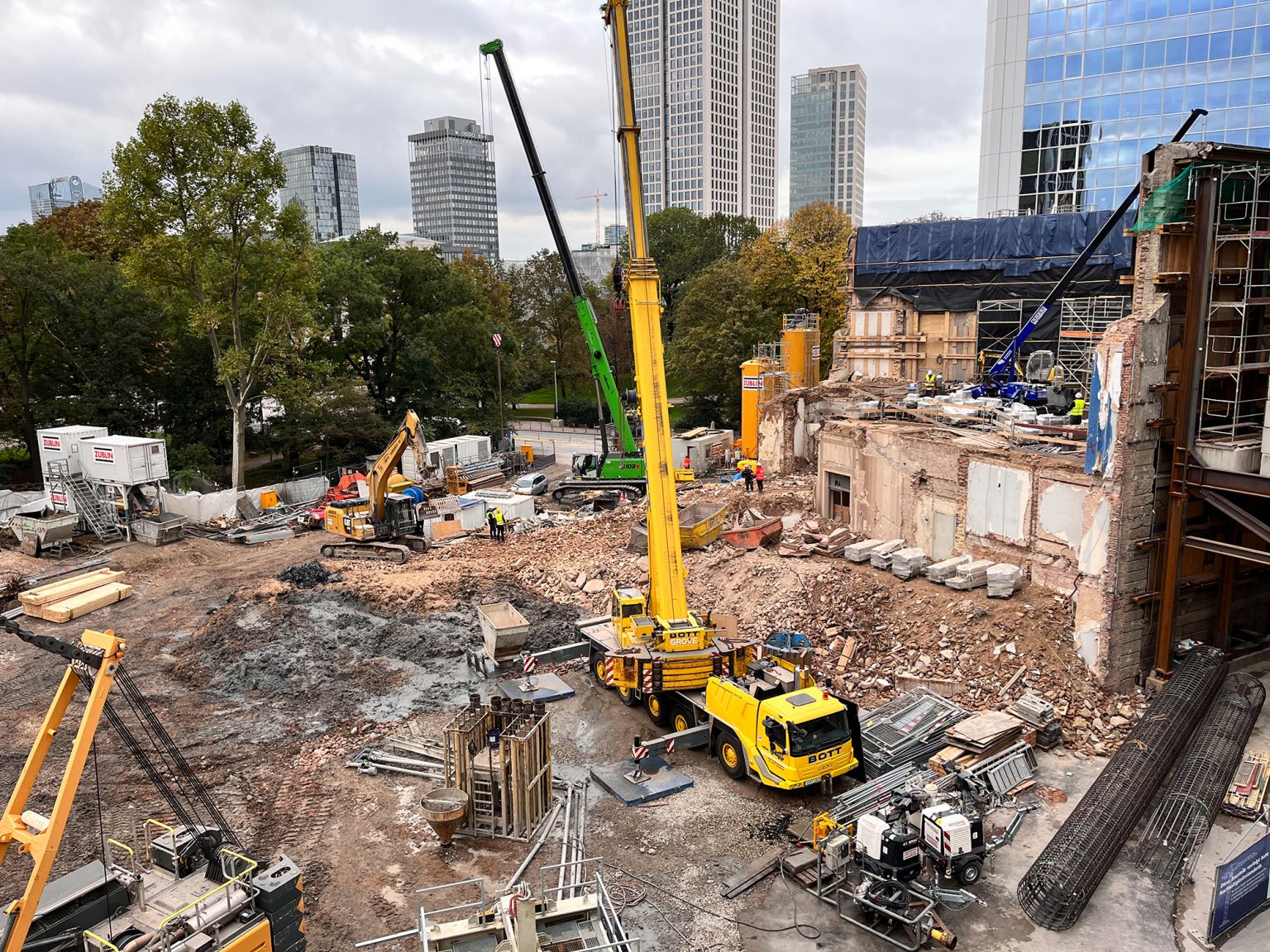 Excavation of the Central Business Tower - SKYLINE ATLAS