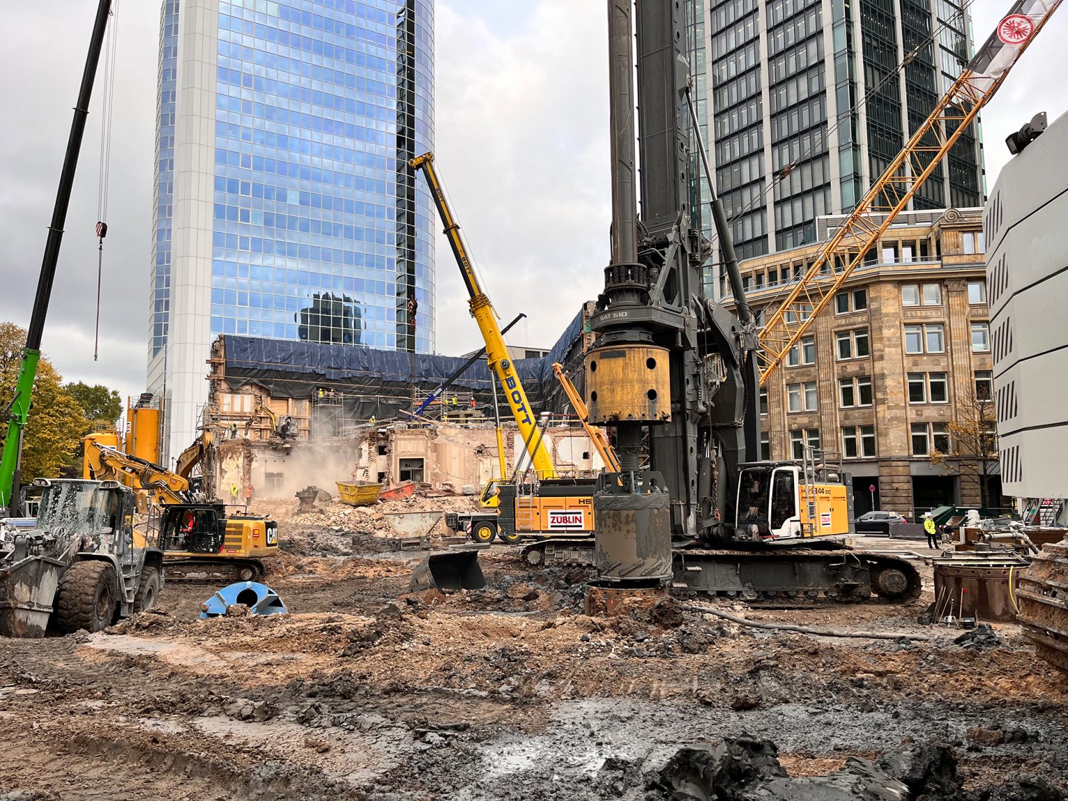 Excavation of the Central Business Tower - SKYLINE ATLAS